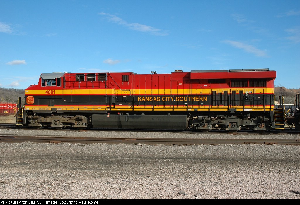 KCS 4691, GE ES44AC, side view, on the BNSF